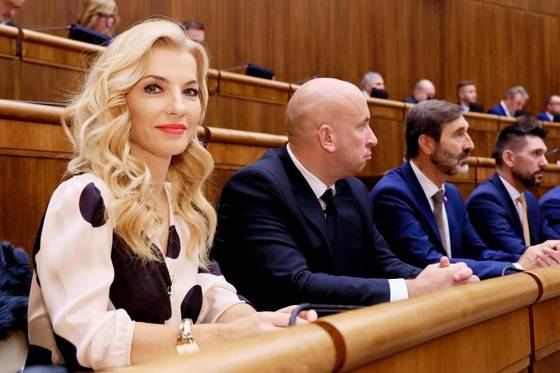 Veřejnoprávní jako TV Slovan. Slovenský telerozhlas mezi Mečiarem a Orbánem